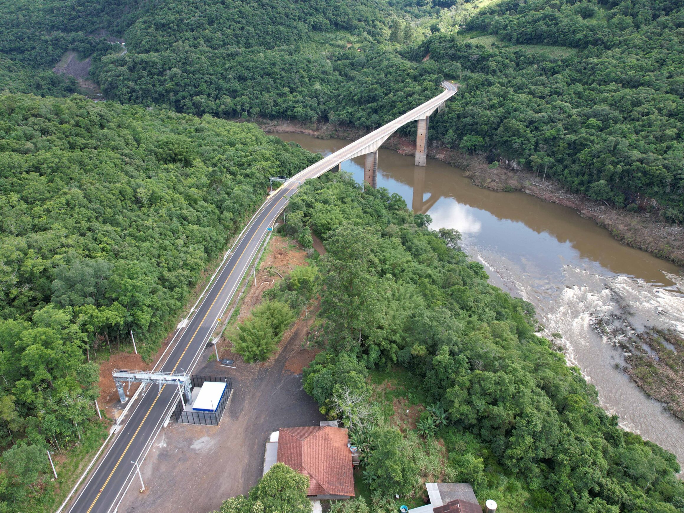 Concluída a substituição do telhado na Escola 1º de Maio, em Flores da ...