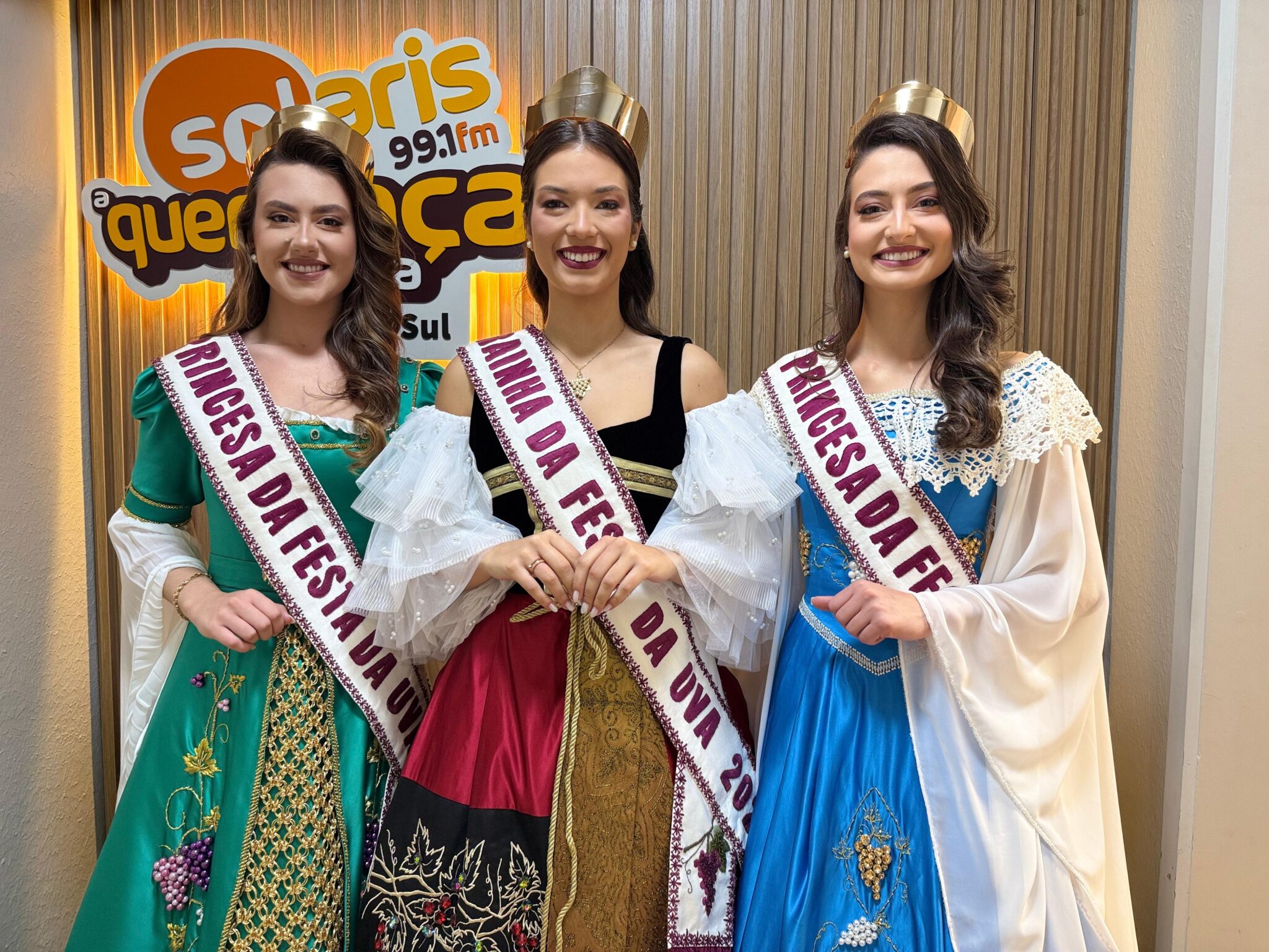 Rainha e Princesas da Festa da Uva 2026 visitam a Rádio Solaris | Rádio ...